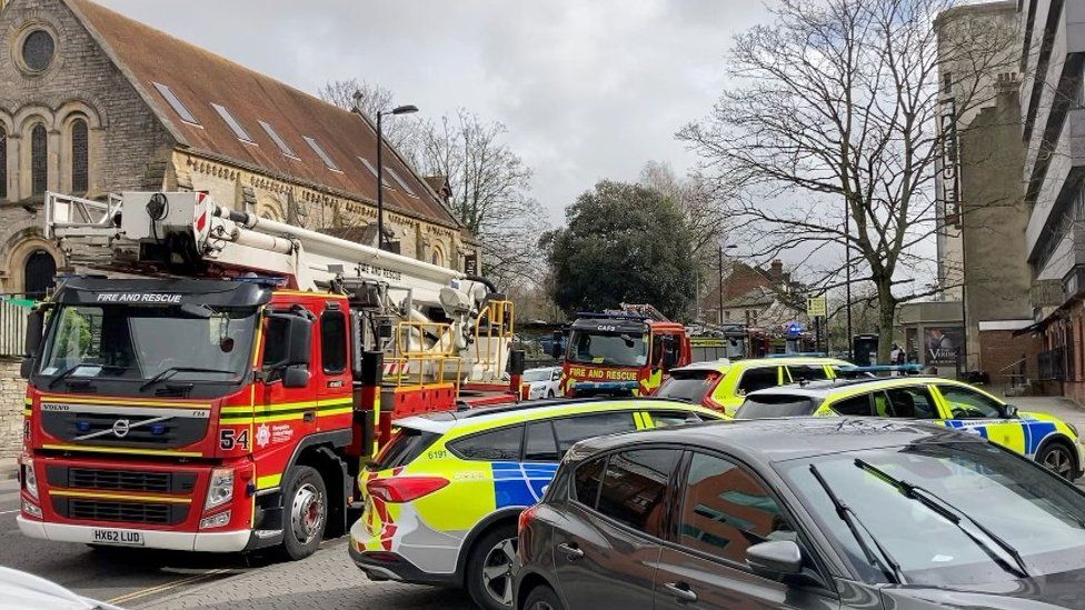 Southampton flat fire: Two treated for smoke inhalation - BBC News
