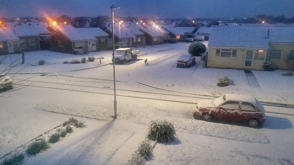 Snow sweeps UK: Your pictures - BBC News