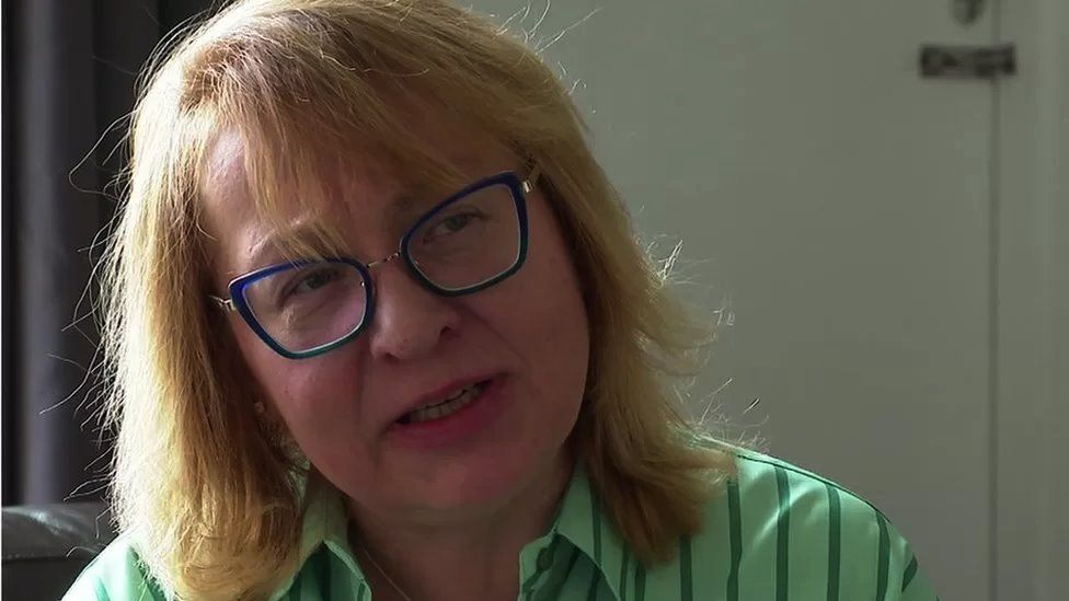 O rannu swyddfa gyda Zelensky i fywyd yng Nghaerdydd - BBC Cymru Fyw