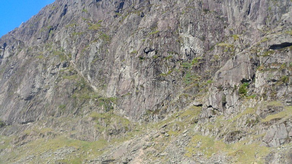 Woman dies in Lake District cliff fall - BBC News