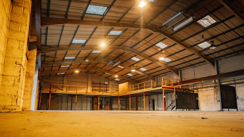 Former factory to become huge new Nottingham fanzone - BBC News