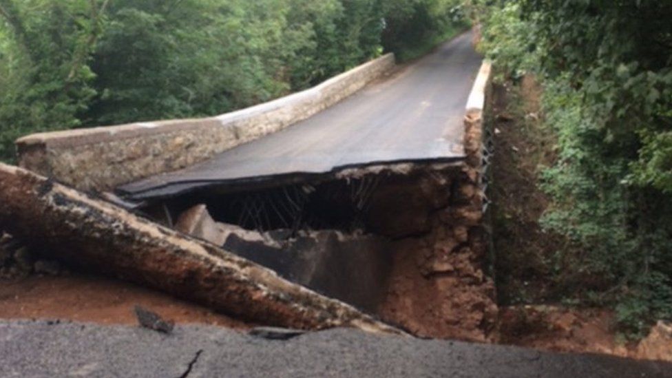 Bridge collapses in Desertmartin, County Londonderry - BBC News