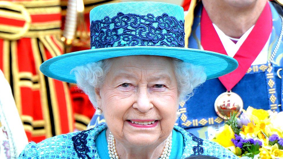 Maundy Thursday: Queen hands out 90th birthday coins - BBC News