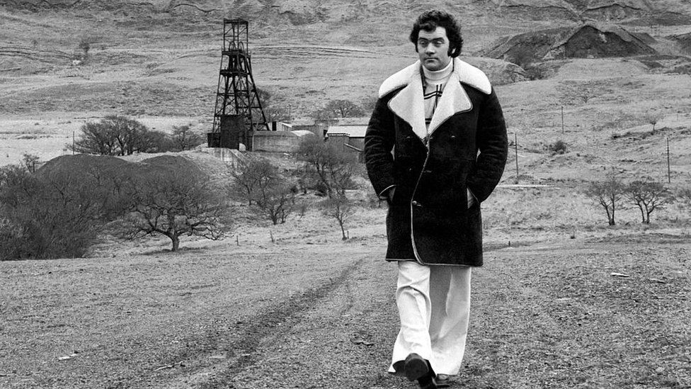 Max Boyce yn 80: Y digrifwr yn dathlu yn ei filltir sgwâr - BBC Cymru Fyw