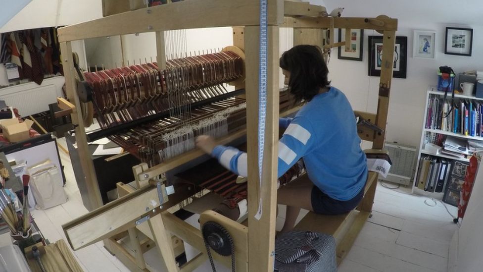 Cadw'r hen draddodiad o wehyddu yn fyw - BBC Cymru Fyw