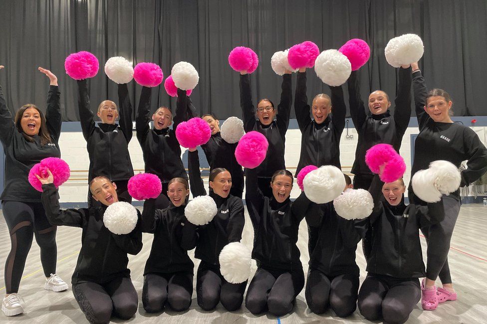 Derby cheerleaders to compete in world championship - BBC News