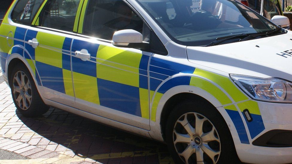 Arestio chwe pherson ifanc ar ôl ymddygiad gwael yn Abertawe - BBC News