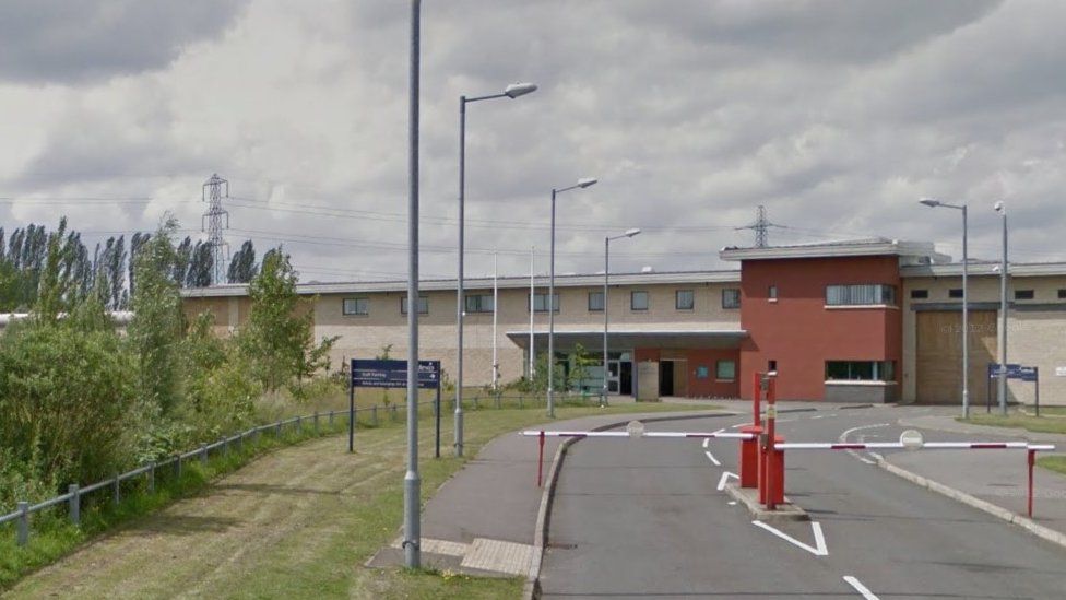 Released prisoners at Bronzefield 'given tents to live in' - BBC News