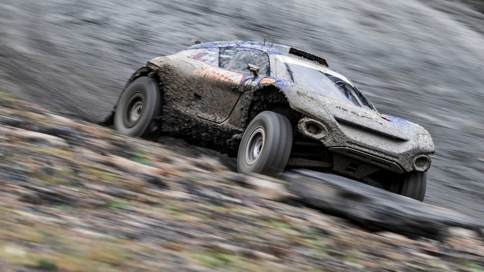 In pictures: Electric rally at old Glenmuckloch coal mine - BBC News