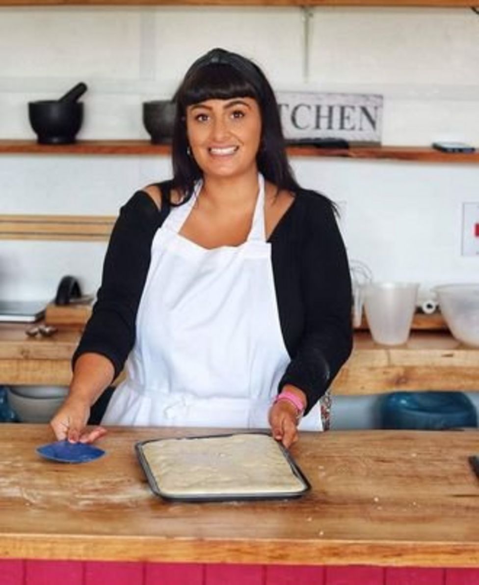 Llio Angharad: 'Mae creu bwyd yn gelf' - BBC Cymru Fyw