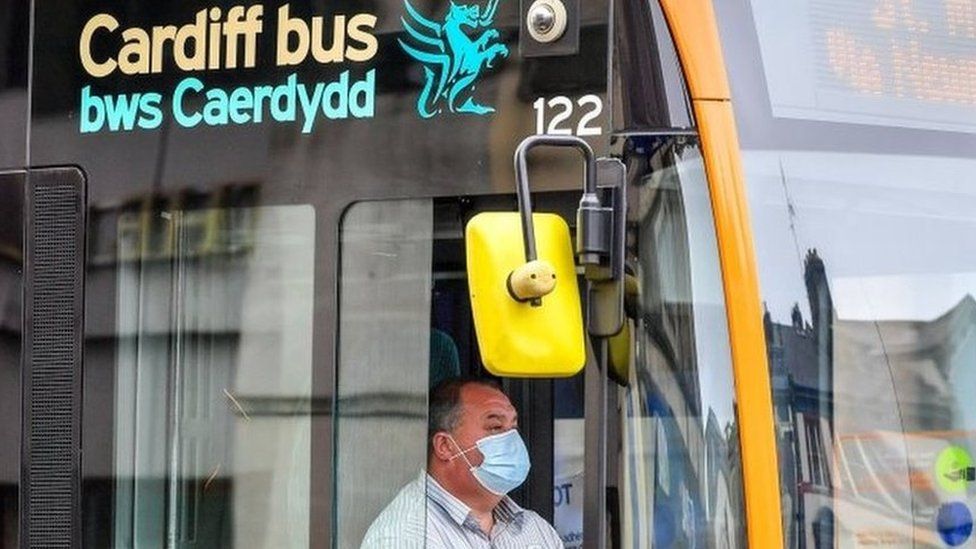 Sain Ffagan: Diddymu bws i atyniad poblogaidd yn 'broblem' - BBC Cymru Fyw