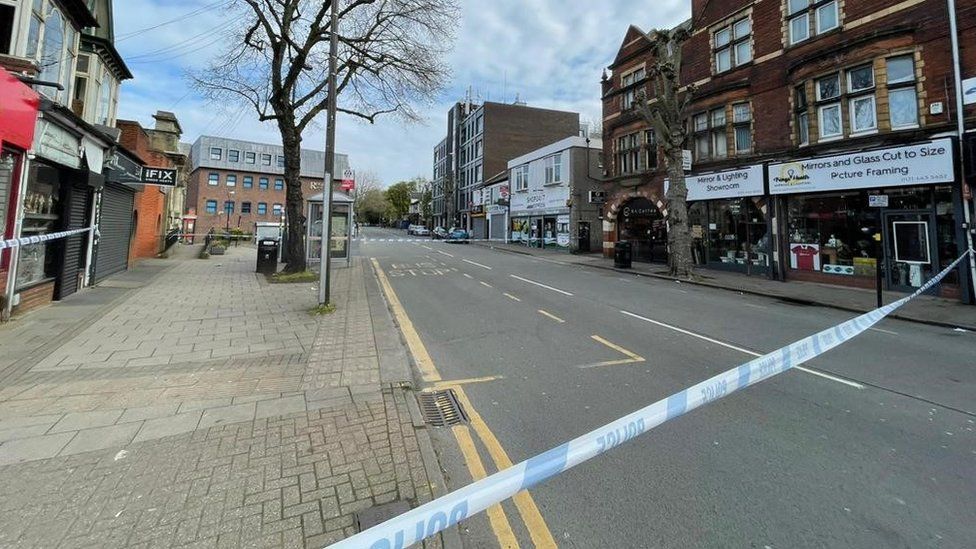Kings Heath: Murder inquiry after man stabbed - BBC News