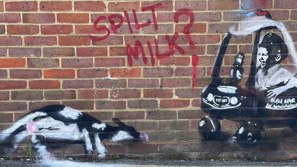 Reading stabbings: Council paints over victims mural by mistake - BBC News