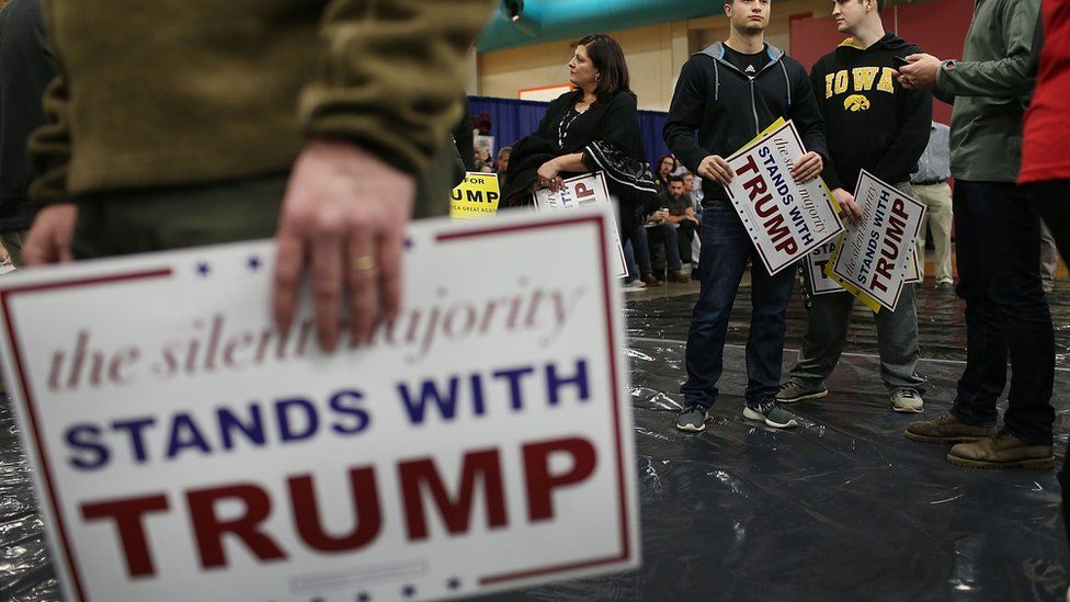 Battle for Iowa: Trump and Sanders play outsider card - BBC News