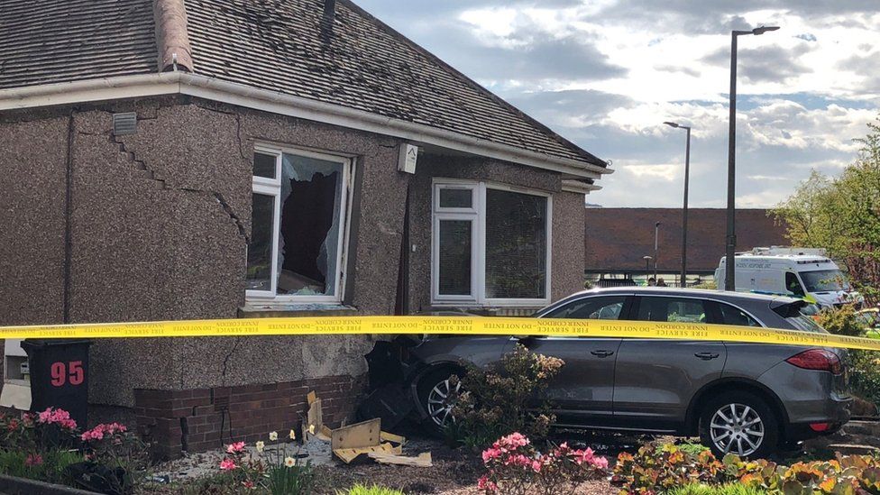 Car crashes through garden wall into Edinburgh house - BBC News
