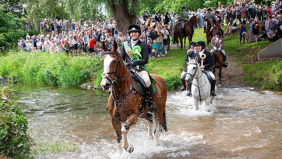 In pictures: Callant's Festival in Jedburgh - BBC News
