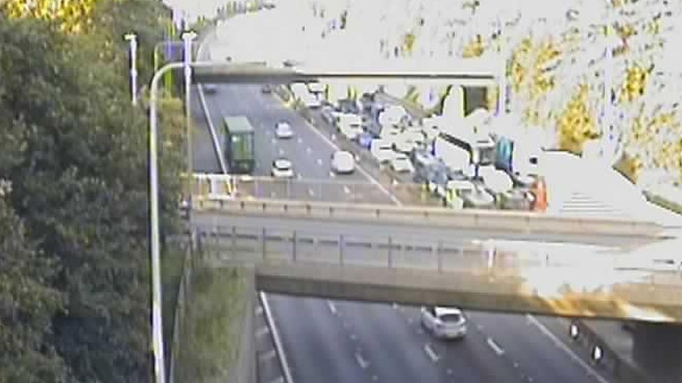 Nottinghamshire: Three-vehicle crash shuts M1 southbound - BBC News