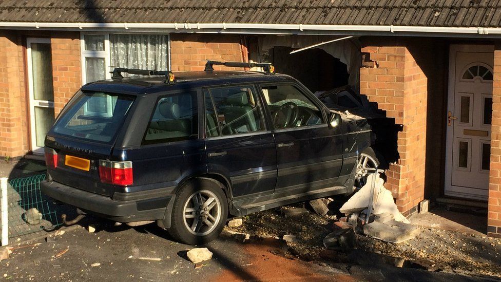 Car Crashes Into Front Of Swadlincote Bungalow Bbc News