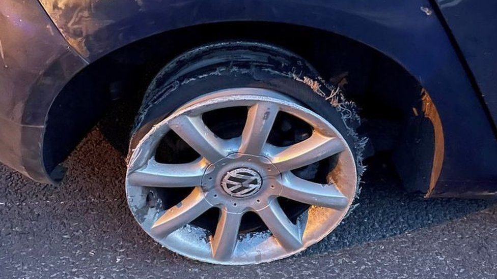 Car with missing tyre and eight people inside stopped - BBC News
