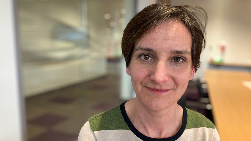 Mwy o bobl ifanc o flaen sgrin a llai yn ymarfer corff - BBC Cymru Fyw