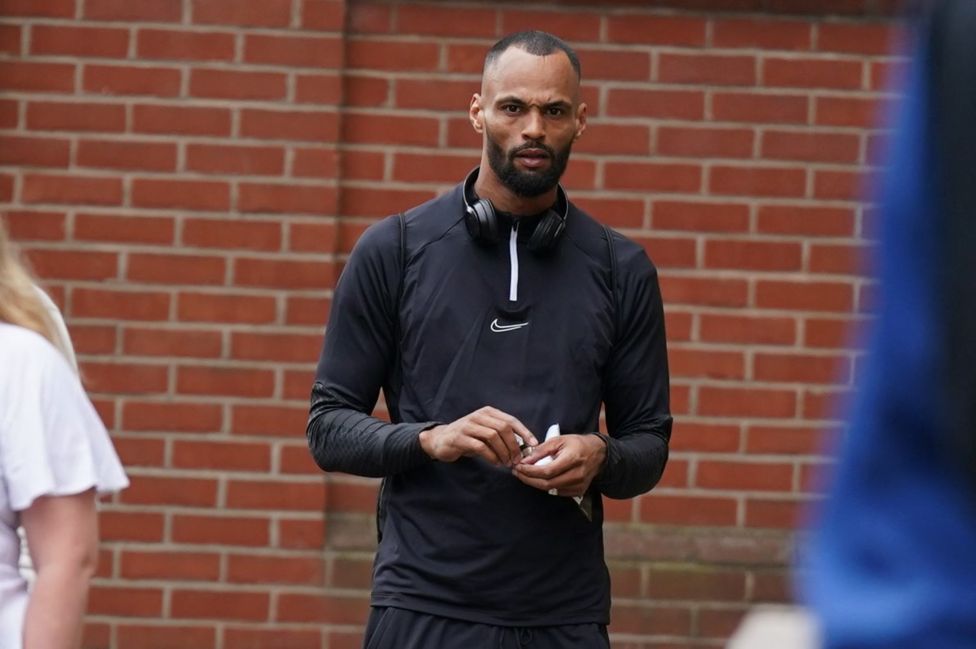 Portland Tiara theft: Plastic bag 'blew case open' - BBC News