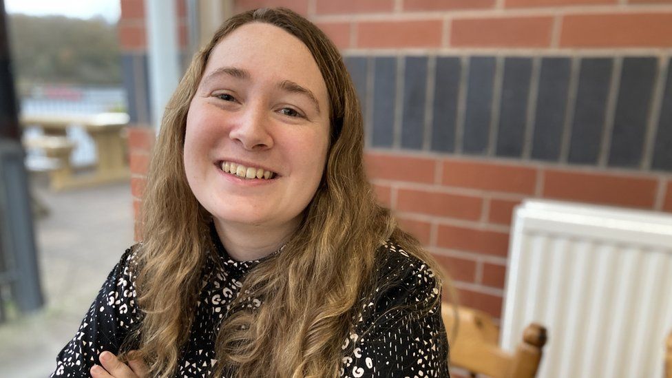 Cymorth iechyd meddwl i bobl fyddar 'ddim yn ddigon da' - BBC Cymru Fyw