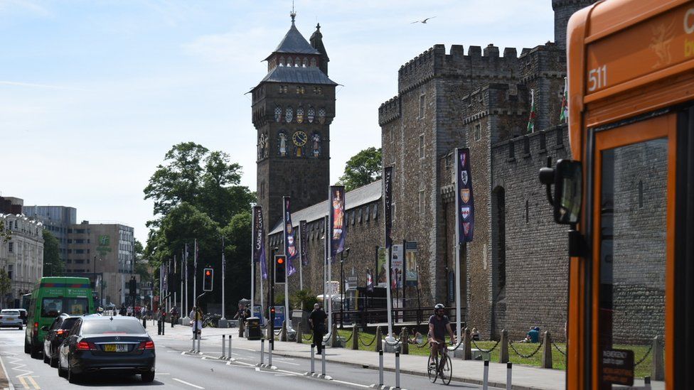 Pollution: Cardiff told to rethink Castle Street plan - BBC News