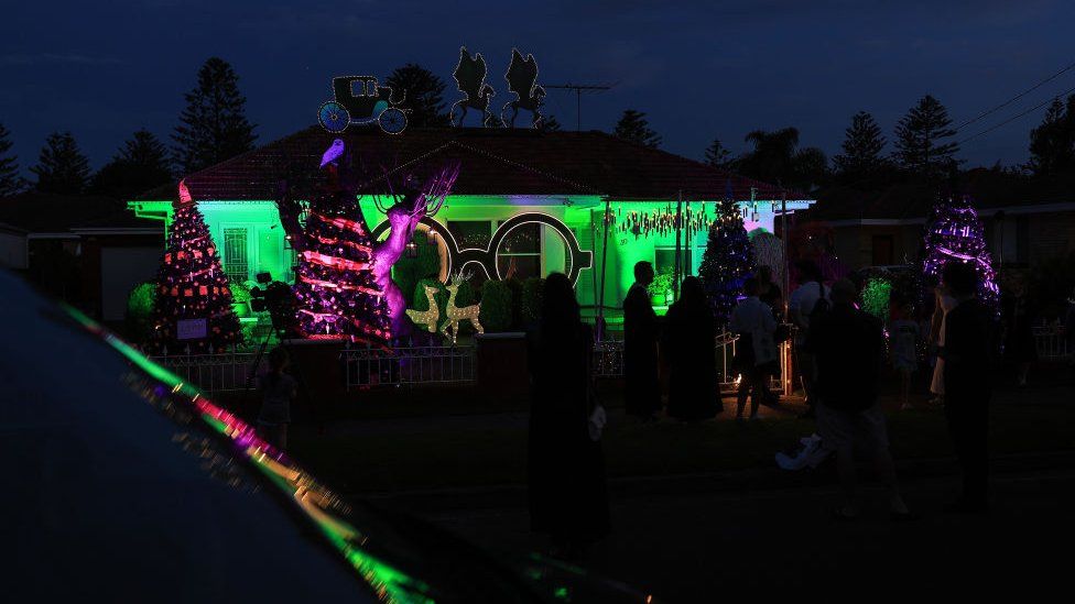 Look at these amazing houses lit up for Christmas - BBC Newsround