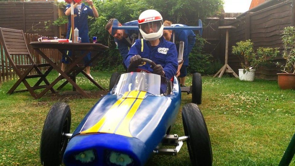 Thousands turn out for Wolverhampton's soapbox racing event - BBC News