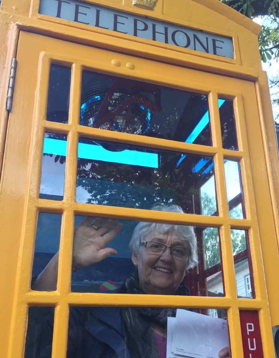 Phone box art exhibition celebrates seaside postcards - BBC News
