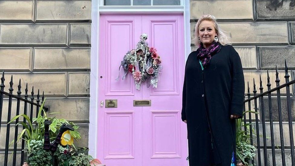 Edinburgh pink door woman sad after being forced to repaint - BBC News