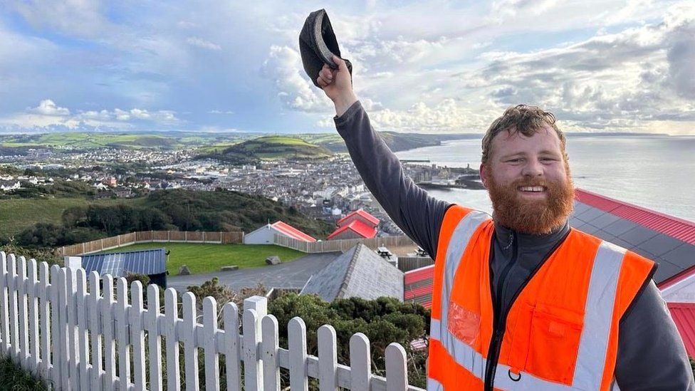 'Dim synnwyr gorfod gadael Cymru i ddal y trên i'r de' - BBC Cymru Fyw