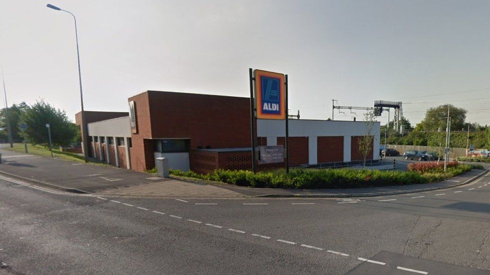 Burglars flee scene of Didcot Aldi ram-raid - BBC News