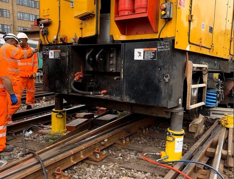 London Victoria derailment hits Gatwick Express and Southern trains ...