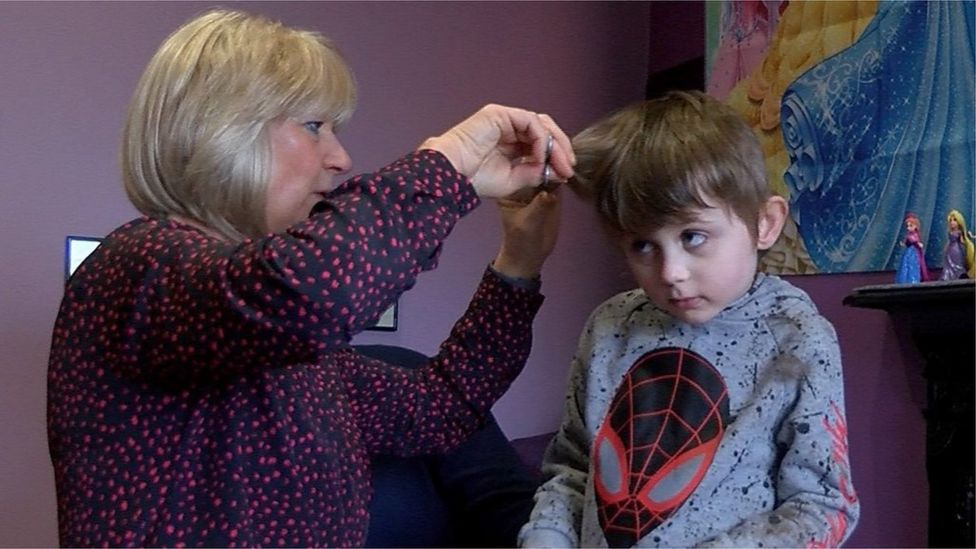 Mum praises Leeds restaurant for welcoming autistic son - BBC News