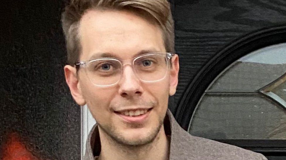 'Worst nightmare' for Ukrainians in UK watching invasion - BBC News