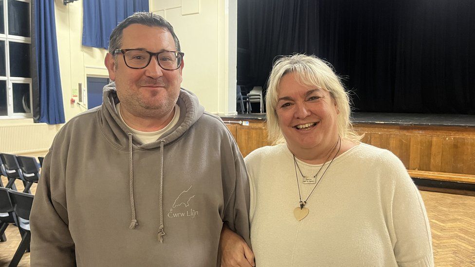 Ydy cerdd dant at ddant pobl ifanc heddiw? - BBC Cymru Fyw