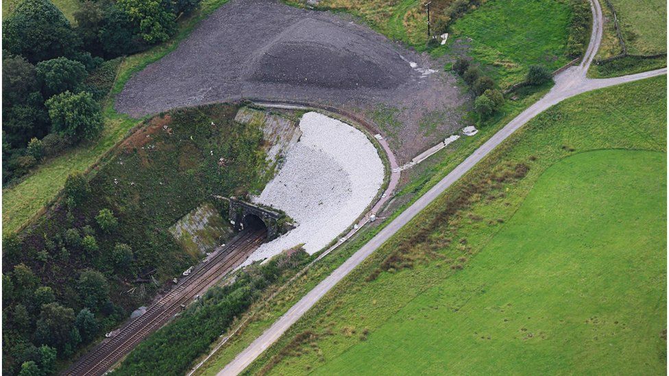 Shower head fixed in mystery Cowburn Tunnel cathedral shaft - BBC News