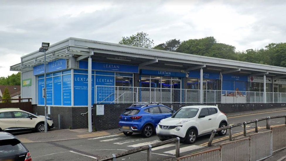 Tanning salon death: Woman in her 30s dies in Swansea - BBC News