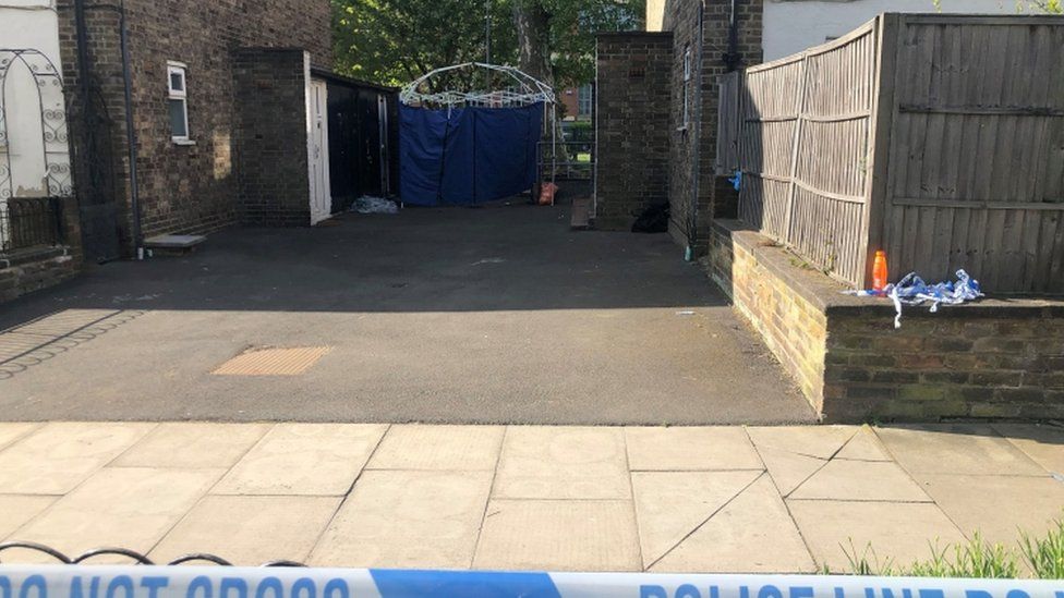 Hackney stabbing: Teenage boy killed - BBC News