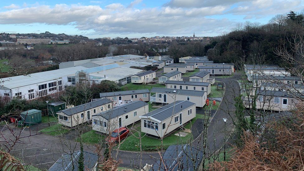 Dinbych-y-Pysgod: 'Rhyddhad gwerthu carafán yn sgil cynnydd ffioedd ...