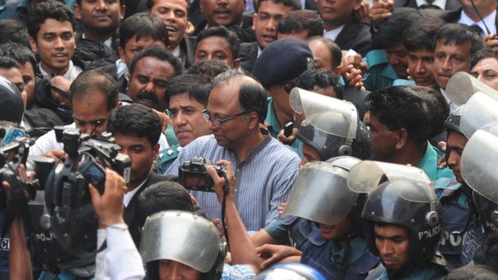 Bangladesh opposition editor Mahmudur Rahman released - BBC News