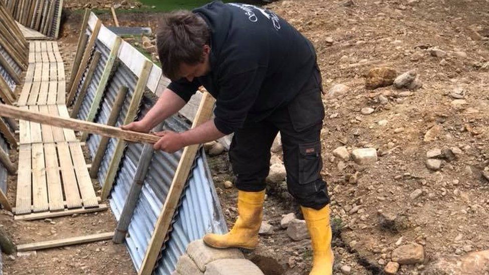 WW1 trenches recreated for Scottish pupils - BBC News