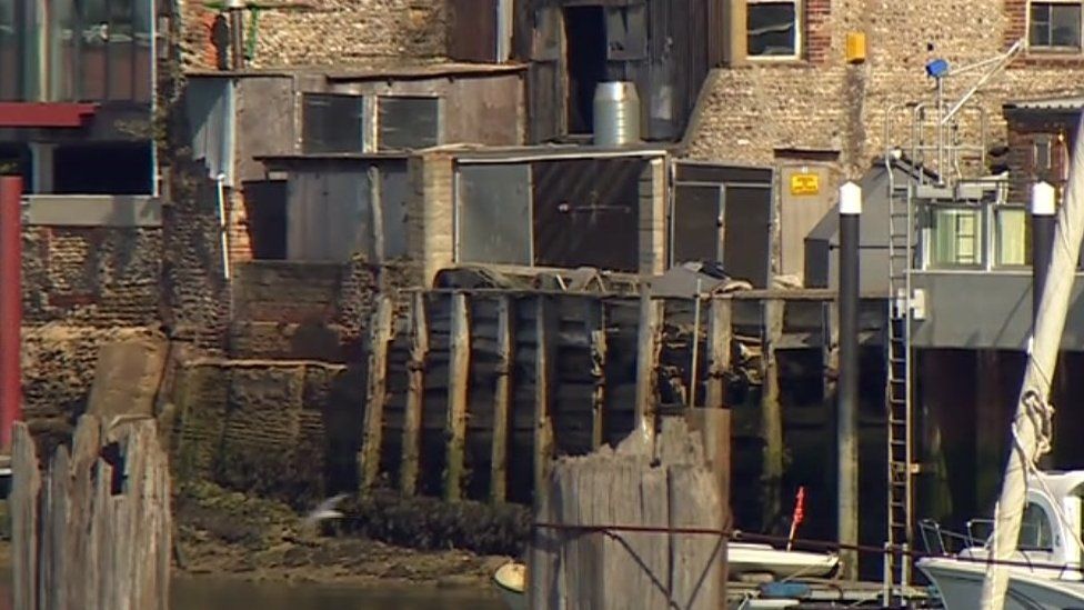 Littlehampton flood defence 'has put homes at risk' - BBC News