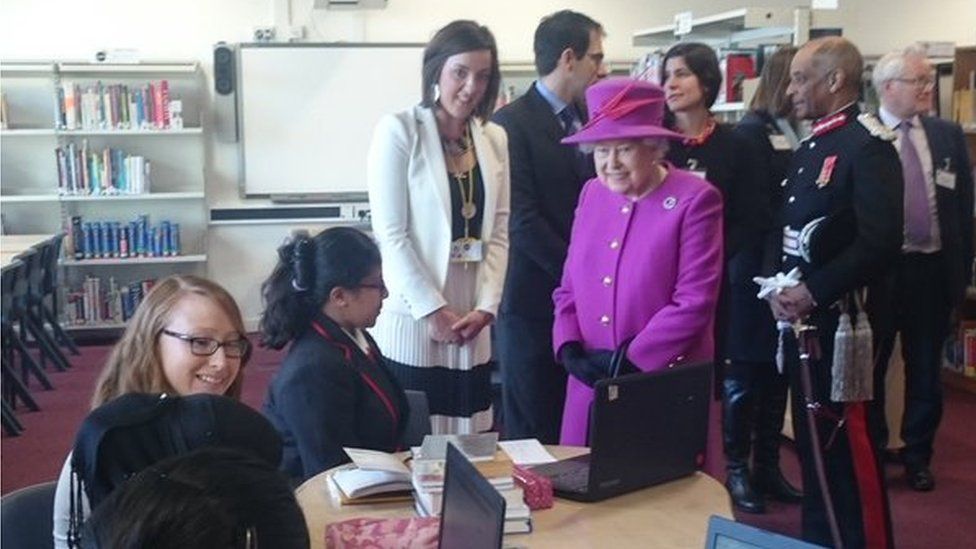 Science lesson for Queen on Lister School visit - BBC News