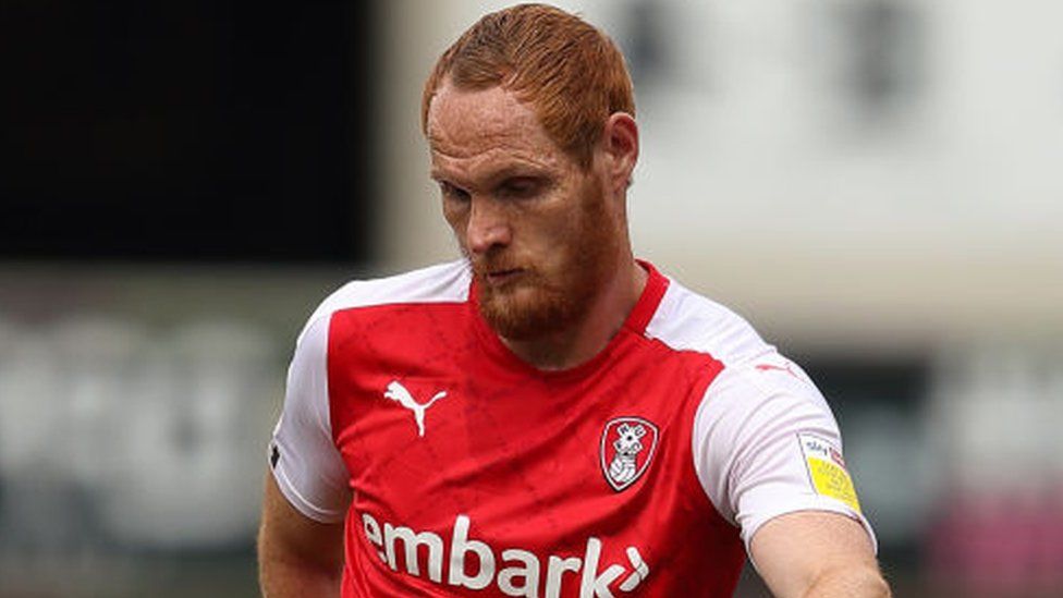 Shaun MacDonald: Former Swansea midfielder signs for Penybont - BBC Sport