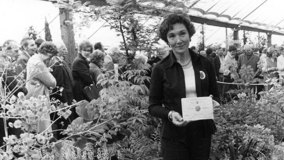 Pioneering gardener Beth Chatto OBE dies, aged 94 - BBC News