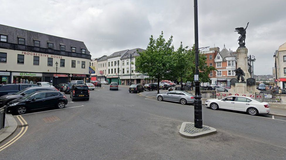 Londonderry: Man has ear bitten in assault outside bar - BBC News