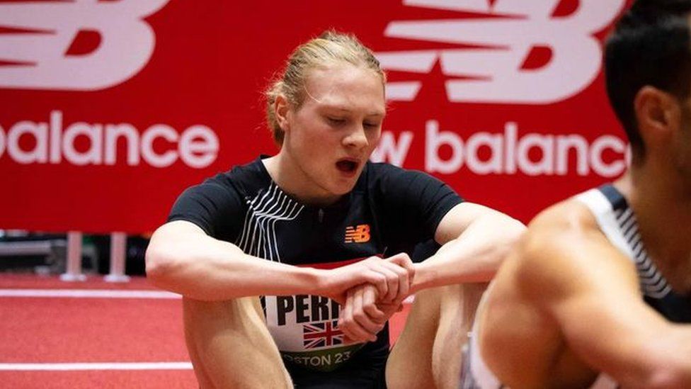 Osian Perrin: Gwibiwr Môn sy'n anelu am aur - BBC Cymru Fyw