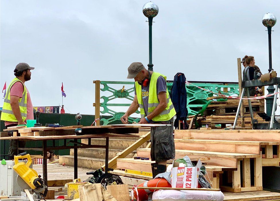 Glastonbury Festival: 'Victorian' pier built - BBC News